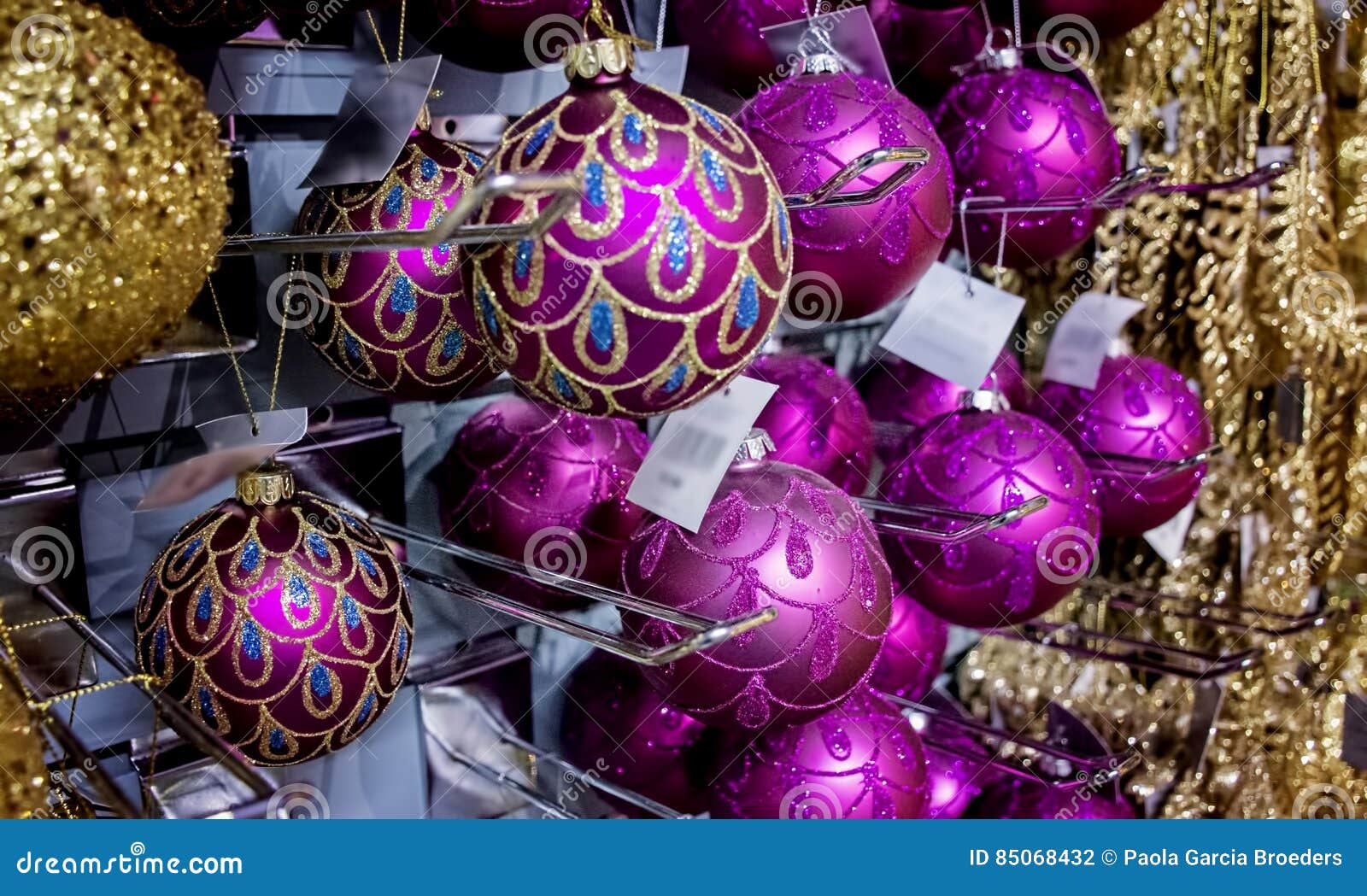 Rosa och guld- julpynt arkivfoto. Bild av utsmyckat, skräp - 85068432