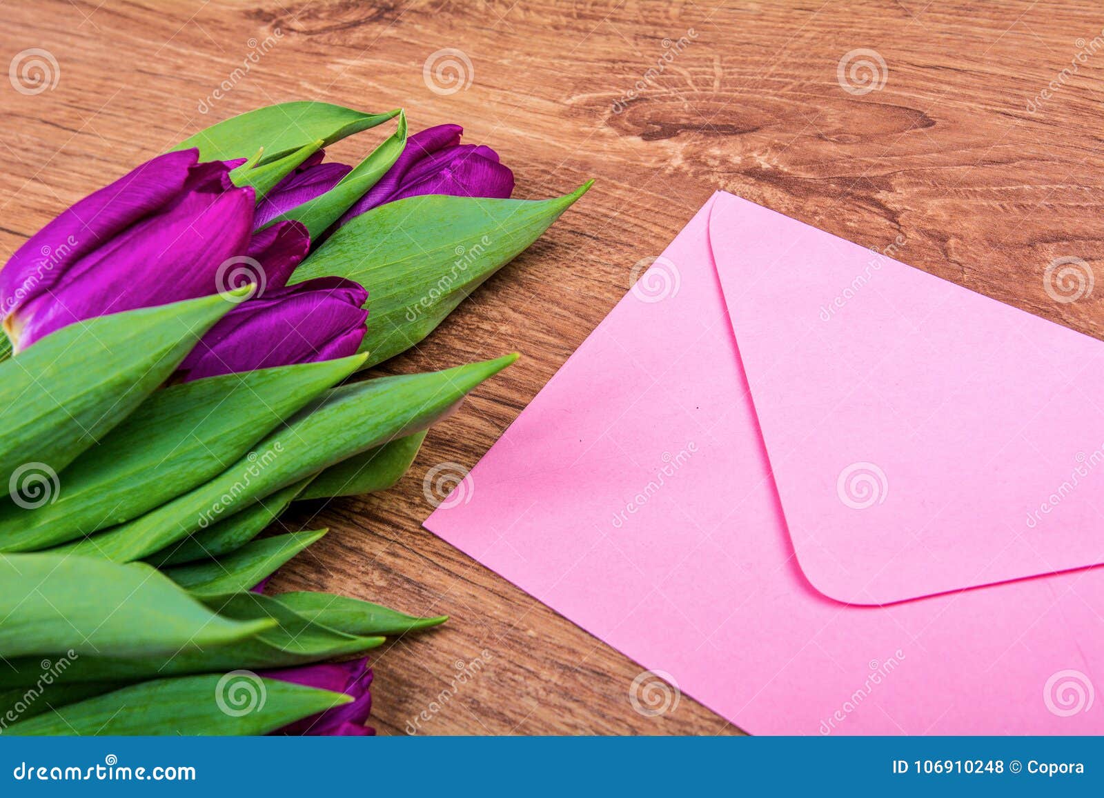 Rosa Umschlag Mit Tulpen Auf Einer Tabelle Stockfoto - Bild von ...