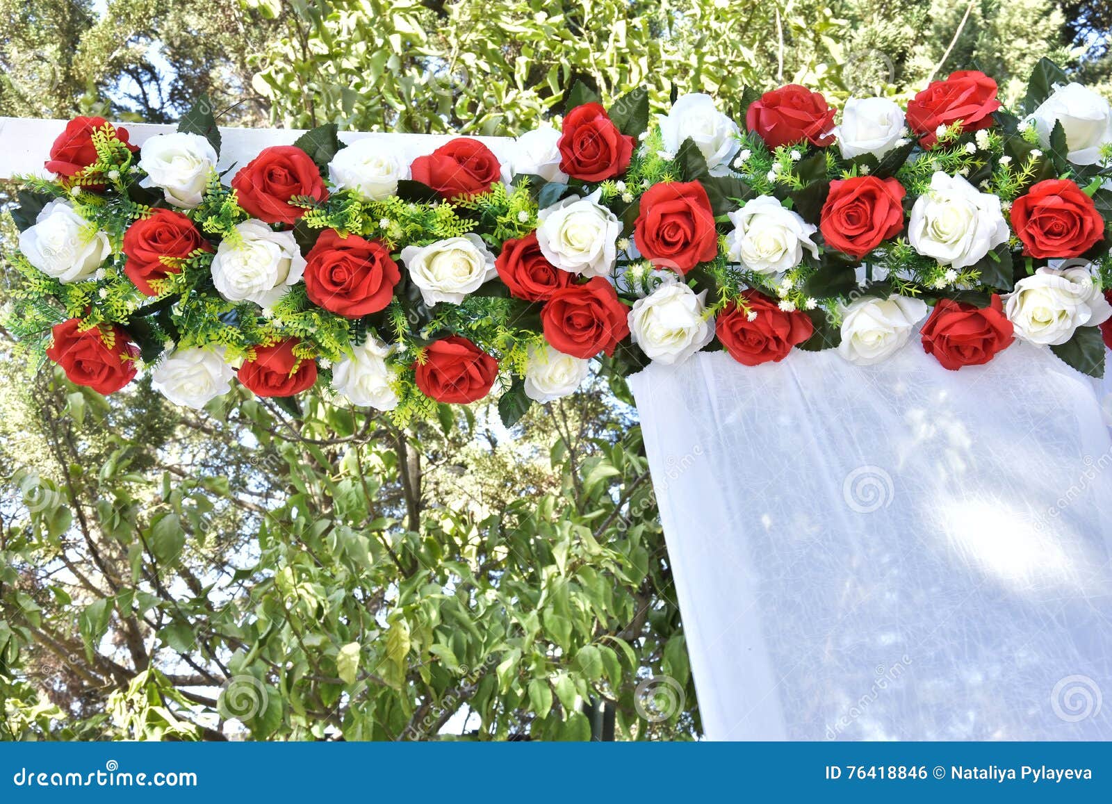 Rosas Artificiales Rojas Y Blancas En La Boda Foto de archivo - Imagen ...