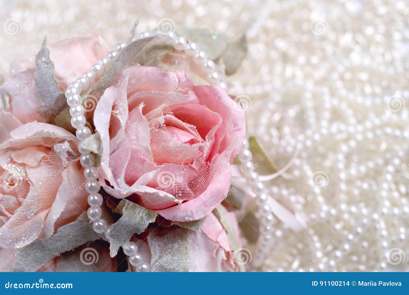 Rosas Con El Fondo De Las Perlas Foto de archivo - Imagen de hermoso ...