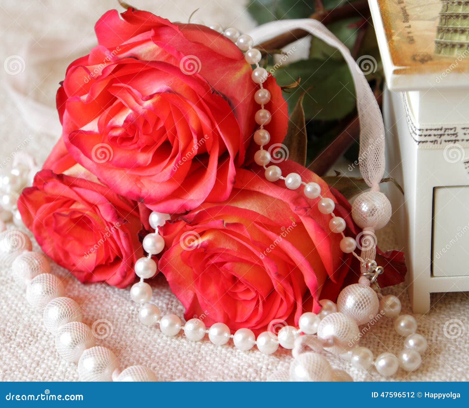 Rosas con las perlas foto de archivo. Imagen de dulzura - 47596512