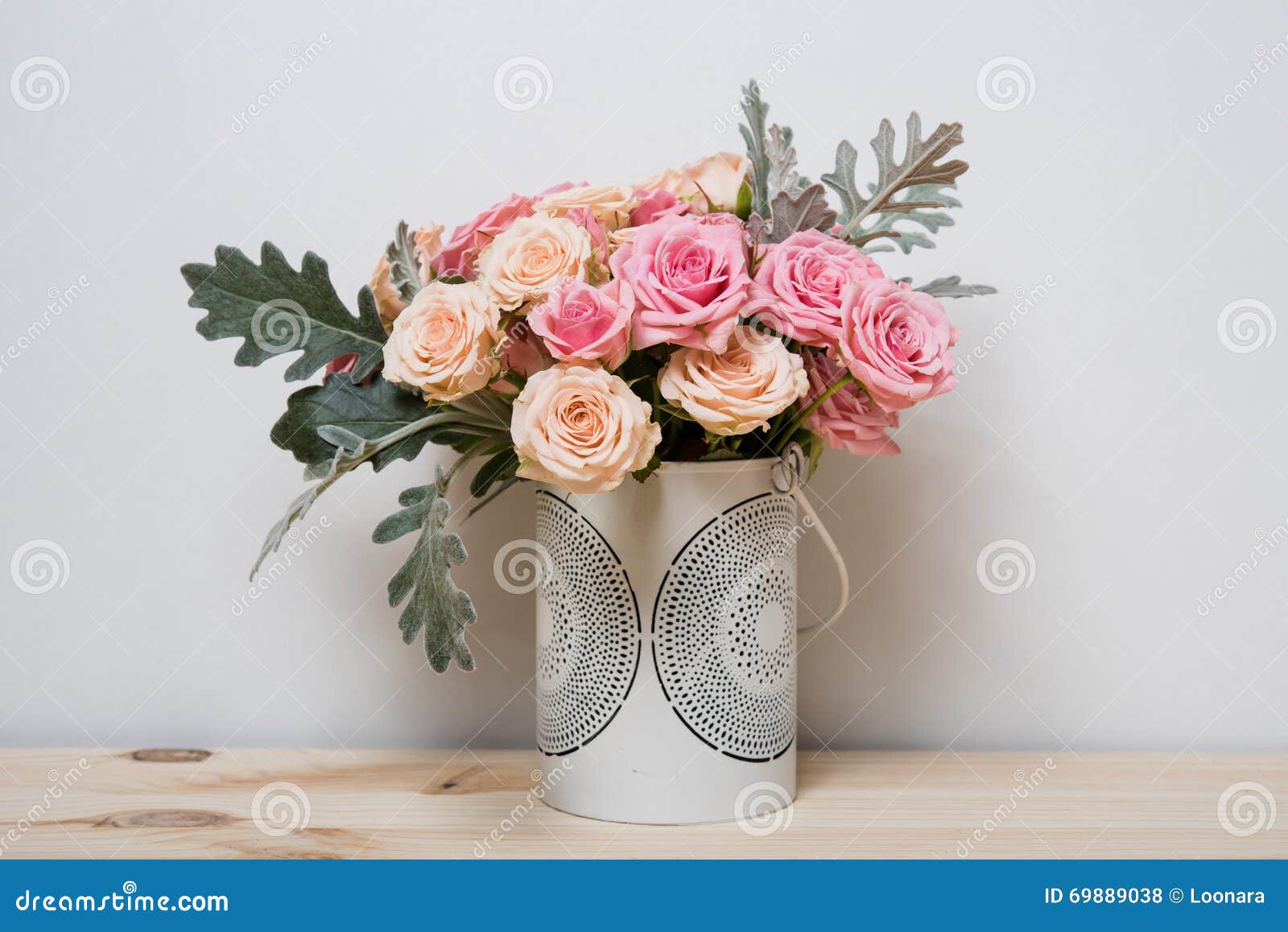 Rosas cor-de-rosa e bege foto de stock. Imagem de projeto - 69889038