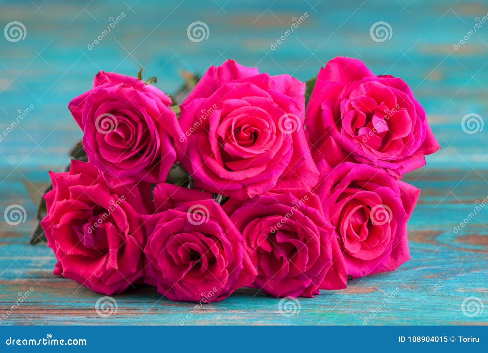 Rosas Cor-de-rosa No Fundo De Turquesa Imagem de Stock - Imagem de ...
