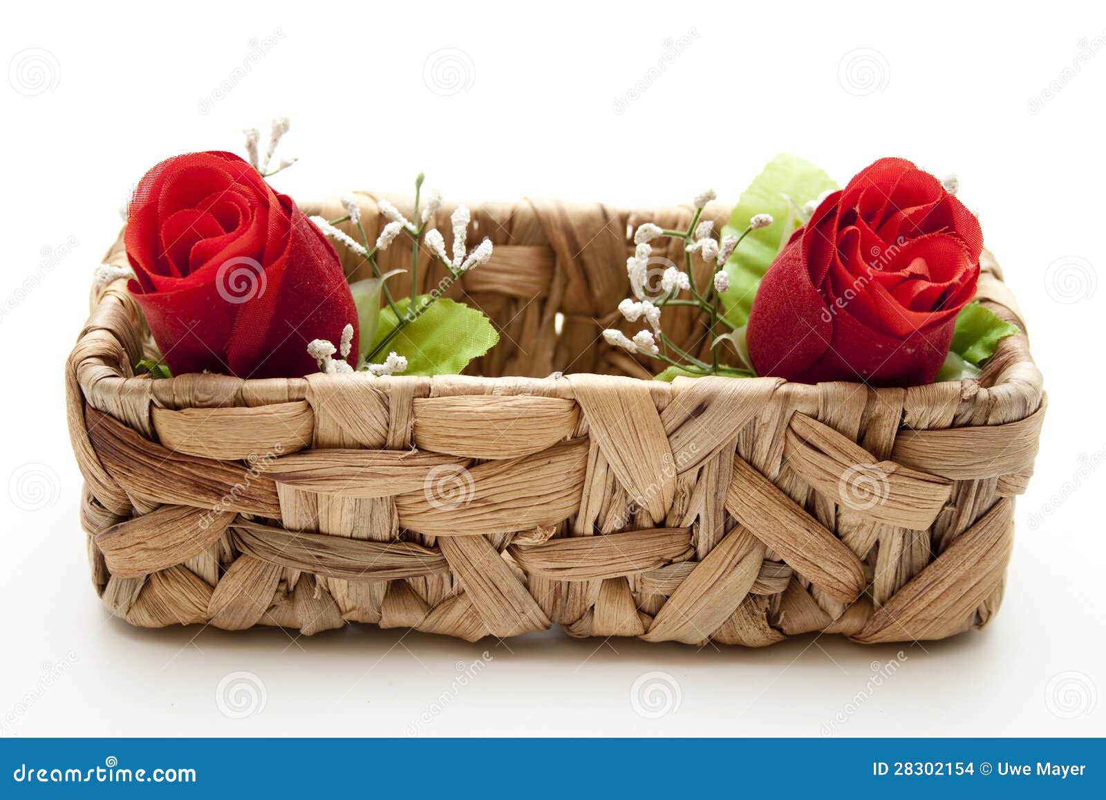Rosas rojas en la cesta foto de archivo. Imagen de hoja - 28302154
