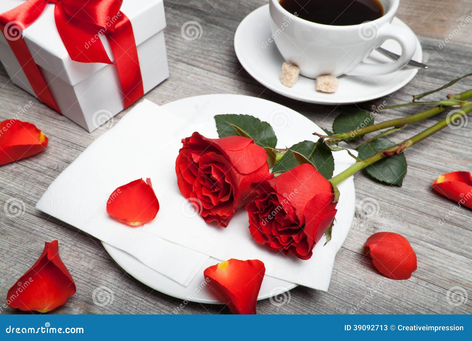 Rosas Rojas, Presente Y Café Imagen de archivo - Imagen de novia, placa ...