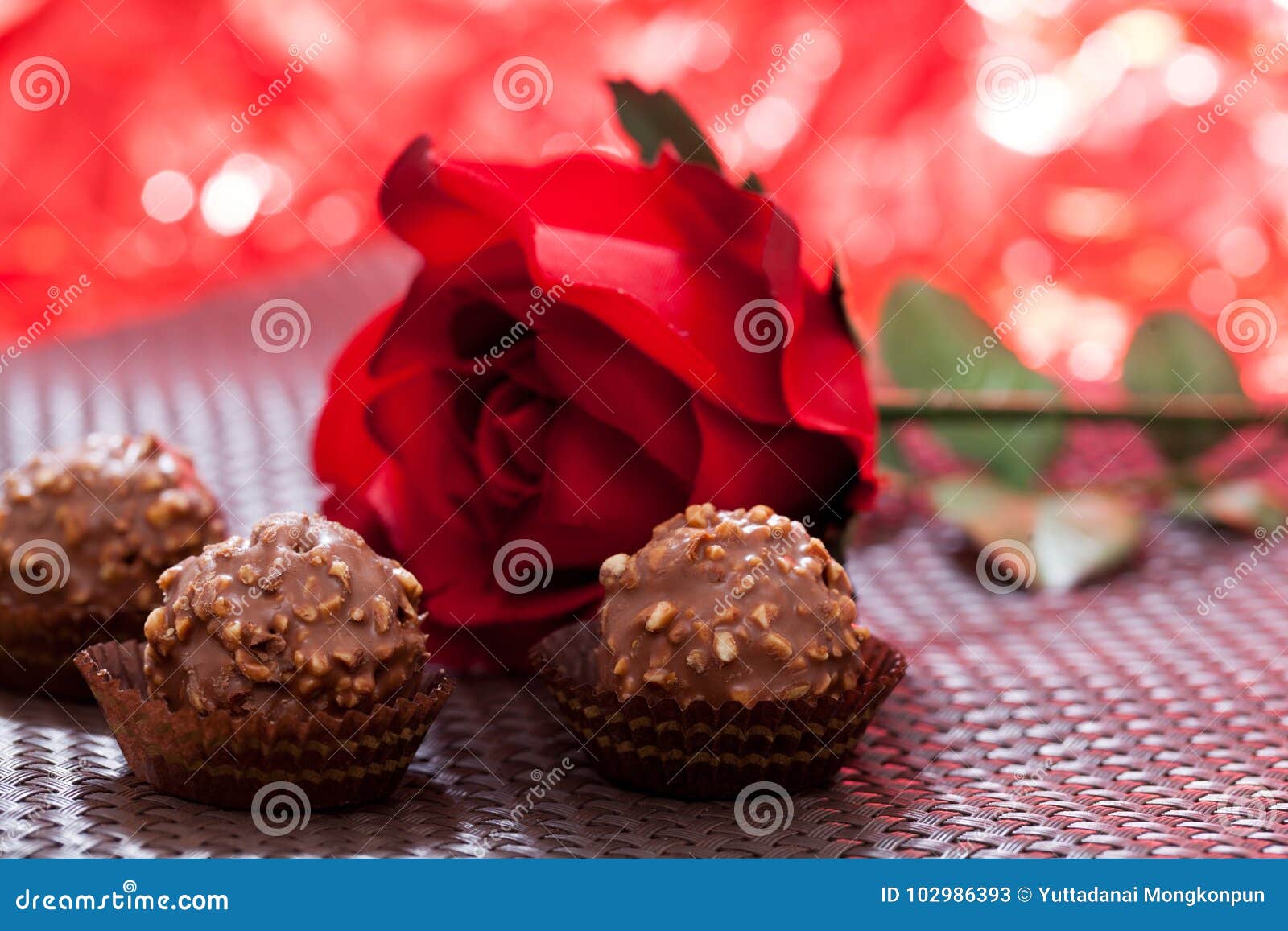 Rosas rojas y chocolate imagen de archivo. Imagen de aniversario ...