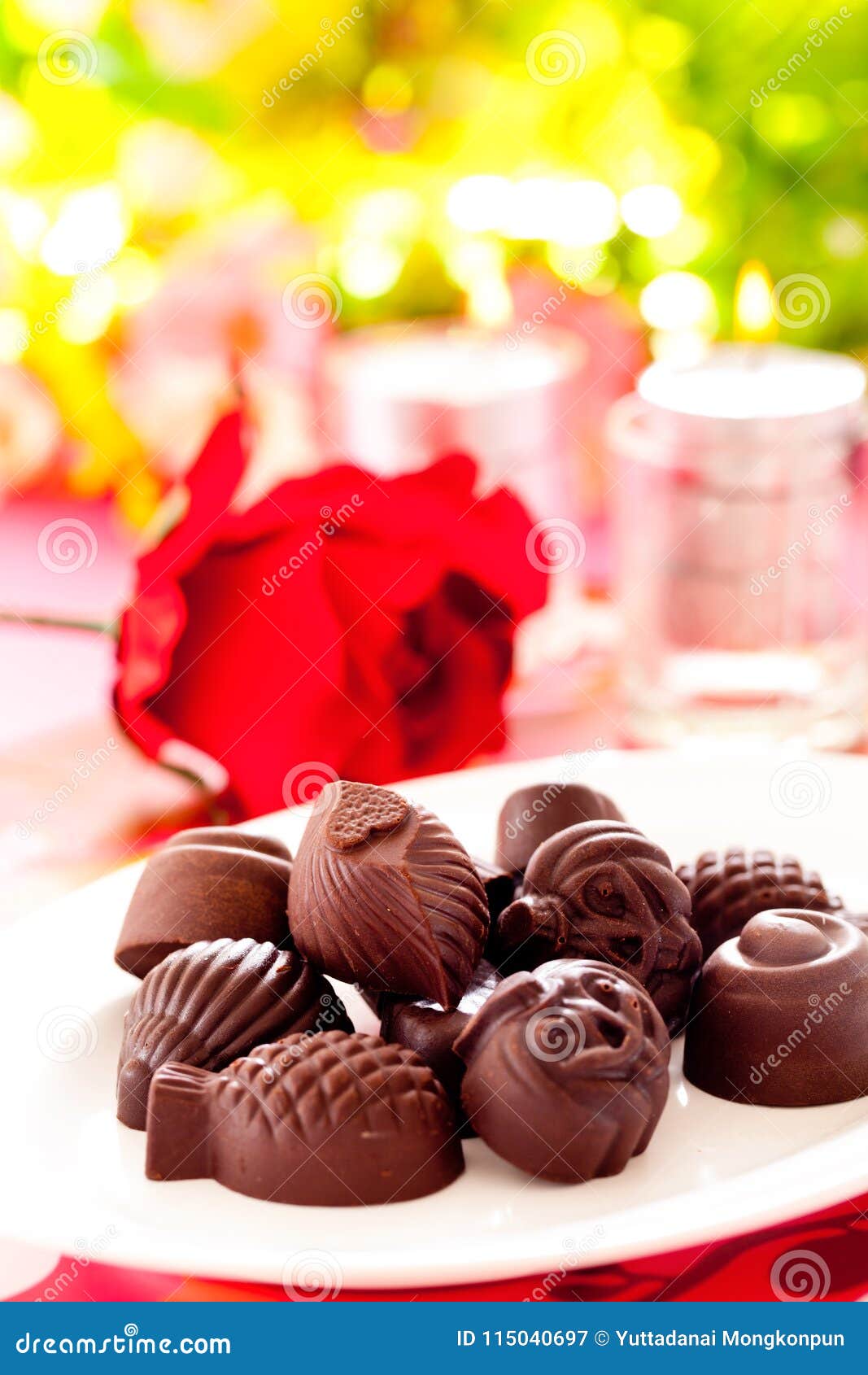 Rosas rojas y chocolate imagen de archivo. Imagen de comensal - 115040697