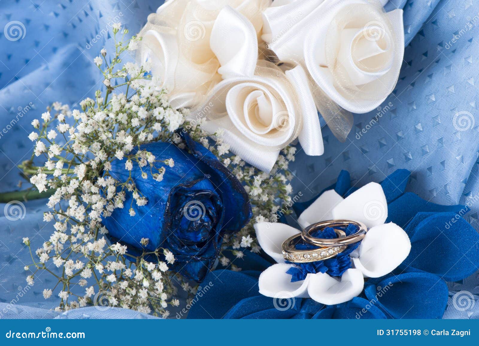 Rosas Y Anillos De Bodas Azules Foto de archivo - Imagen de casado ...