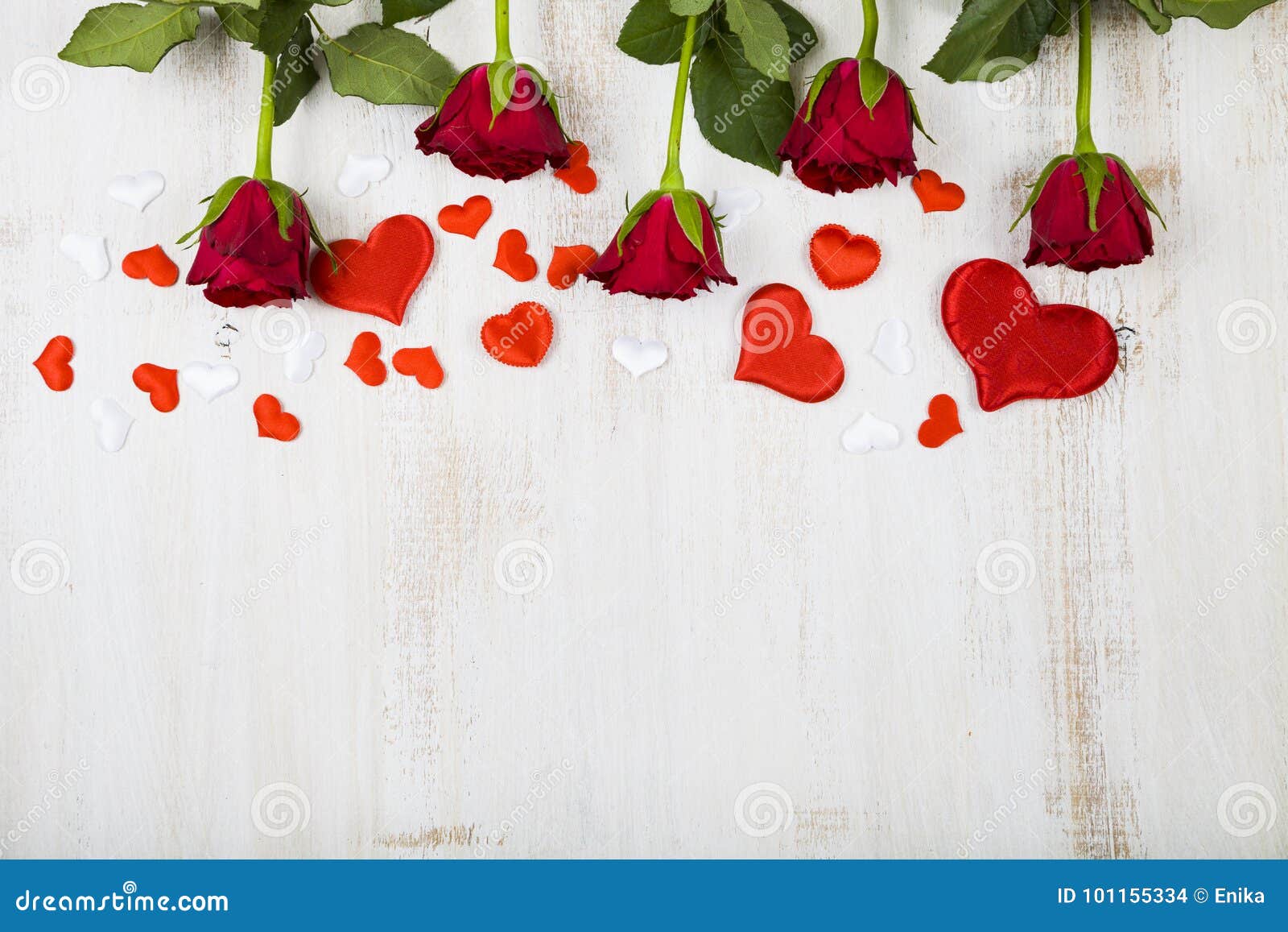 Rosas y corazones rojos foto de archivo. Imagen de papel - 101155334