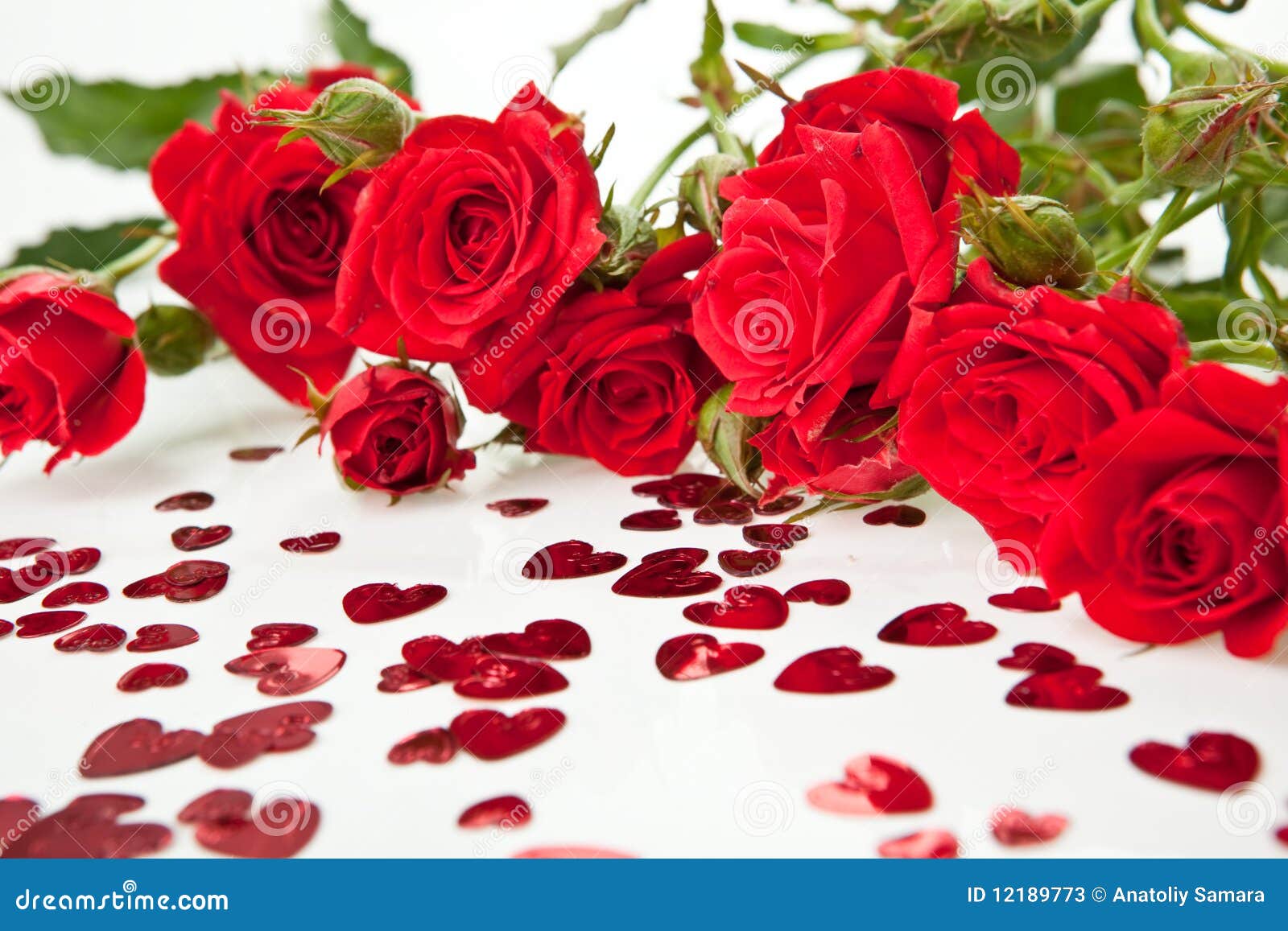 Rosas y corazones rojos imagen de archivo. Imagen de macro - 12189773