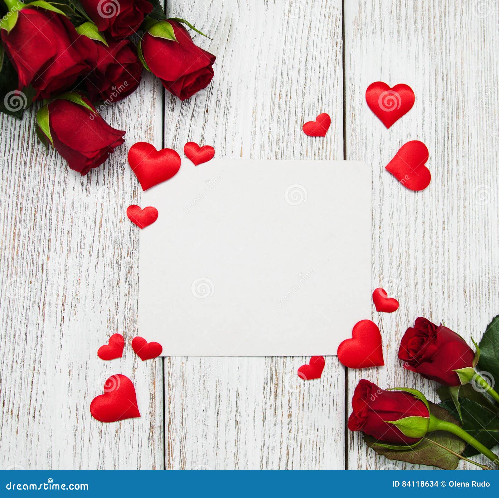 Rosas y corazones rojos foto de archivo. Imagen de espacio - 84118634