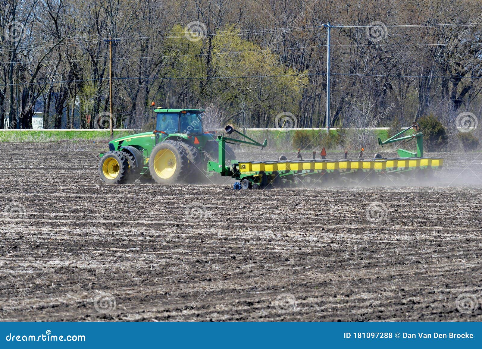 ROSCOE, ILLINOIS - APRIL 26,2020: John Deere 4640 Tractor Planting Soy ...