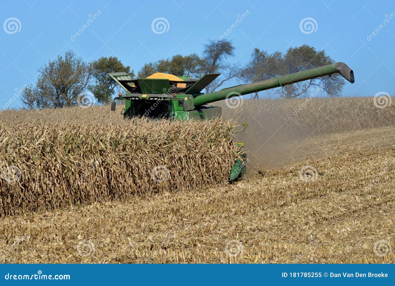 ROSCOE, ILLINOIS - September 10,2019: John Deere Combine Harvesting ...