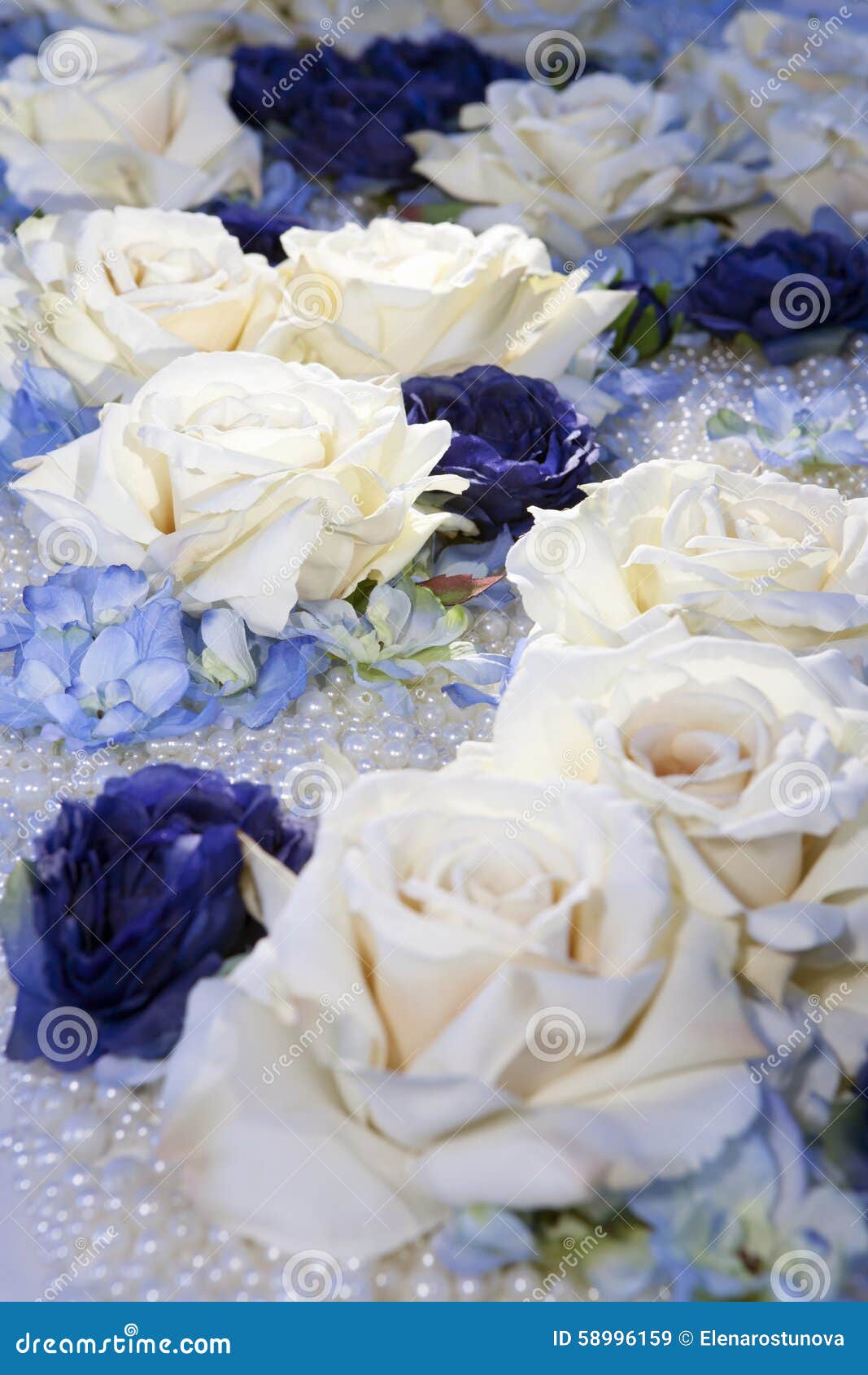 Rose Bianche E Blu Artificiali Immagine Stock - Immagine di petalo ...