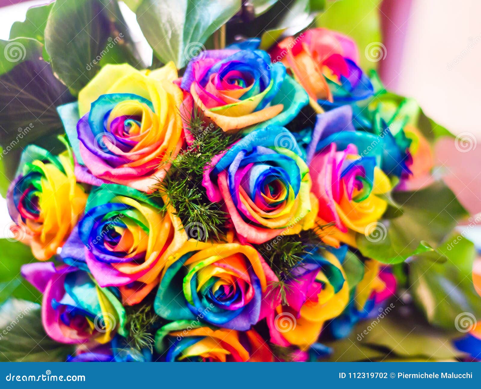Rose Colorate Con I Colori Dell'arcobaleno Fotografia Stock - Immagine ...