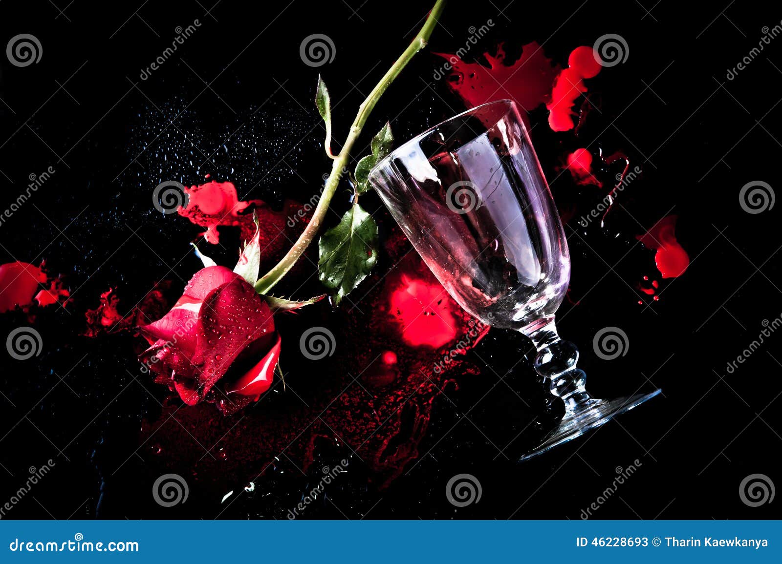 Rose de rouge sur le sang image stock. Image du vacances - 46228693