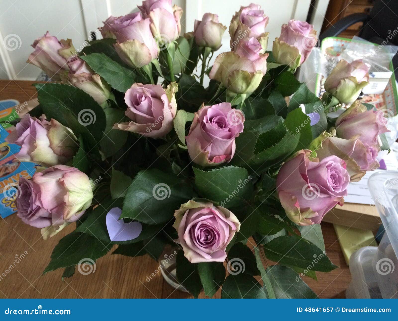 Rose lilla in vaso immagine stock. Immagine di lavanda - 48641657