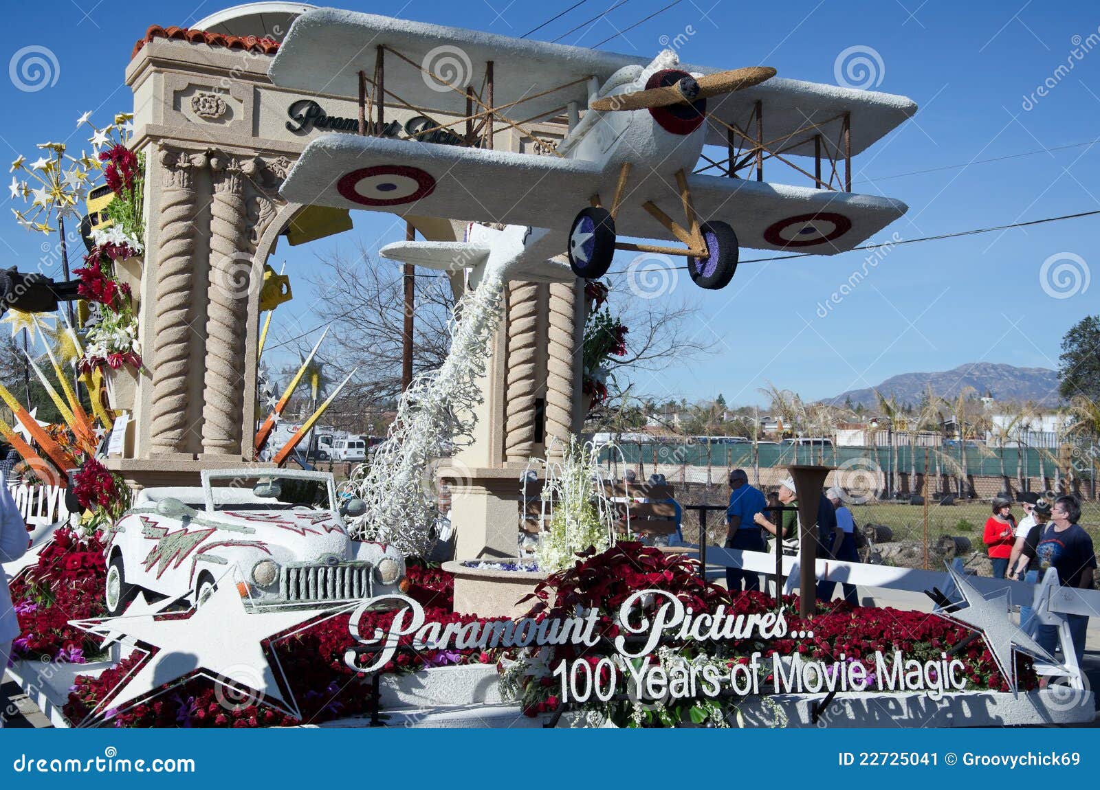 Rose Parade float editorial photo. Image of watching - 22725041