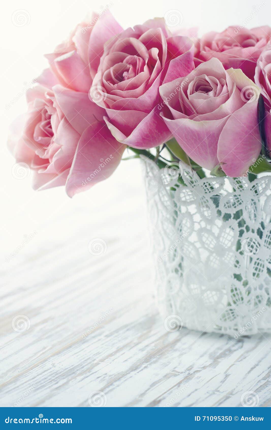 Rose Rosa in Un Vaso Bianco Del Pizzo Fotografia Stock - Immagine di ...
