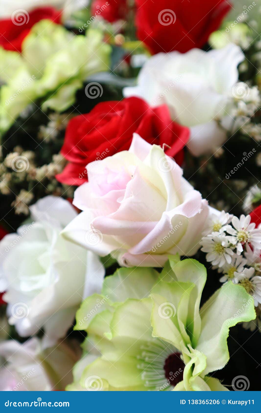 Rose Rouge Et Blanche Artificielle Photo stock - Image of amour, doux ...