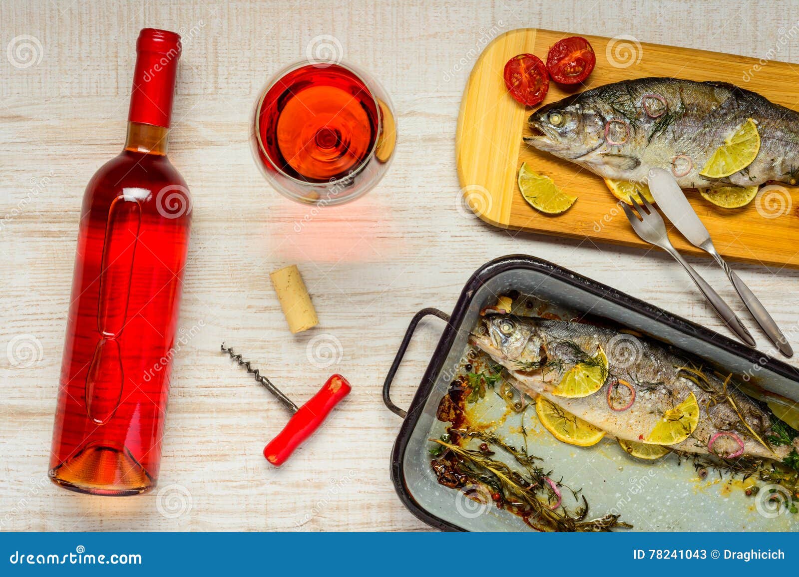 Rose Wine E Pesce Cucinato Della Trota Immagine Stock - Immagine di ...