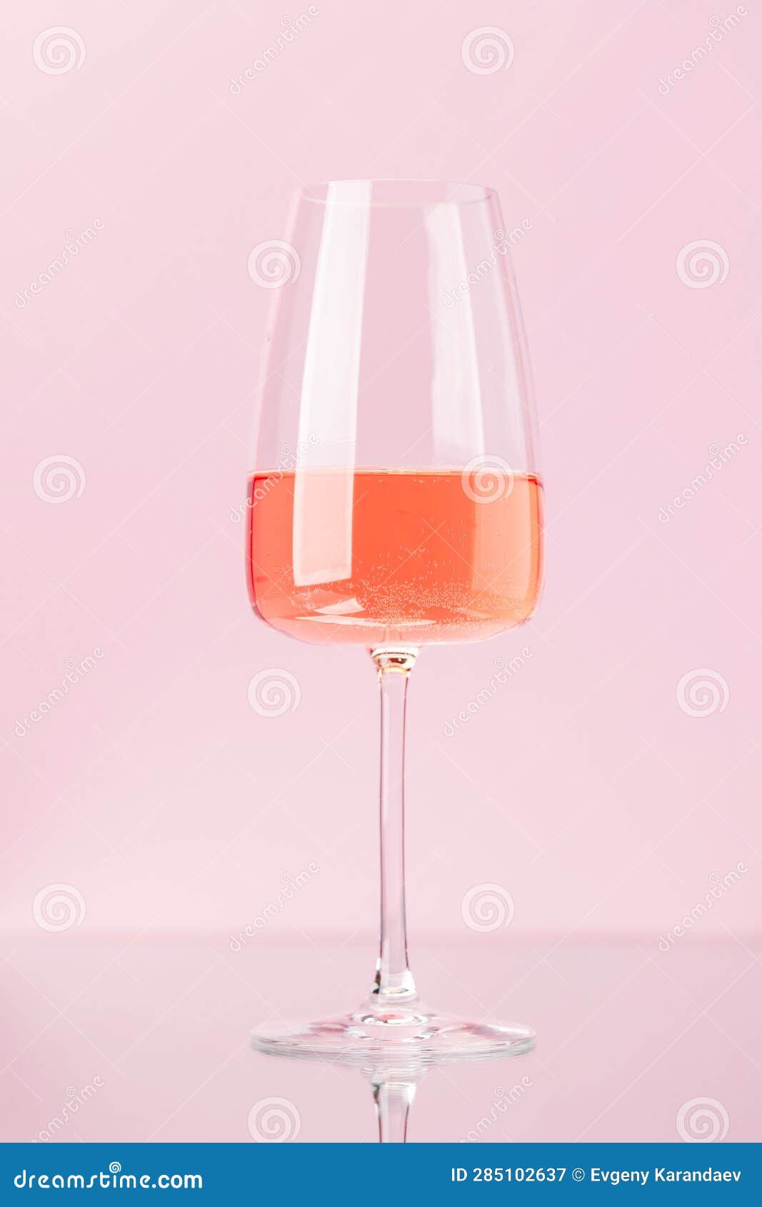 Rose wine in wine glass stock image. Image of tasting - 285102637