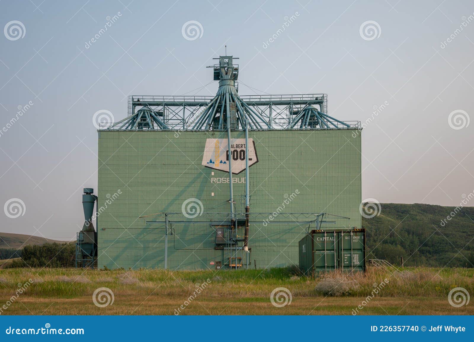 Old Alberta Wheat Pool Grain Elevator Editorial Image - Image of pool ...
