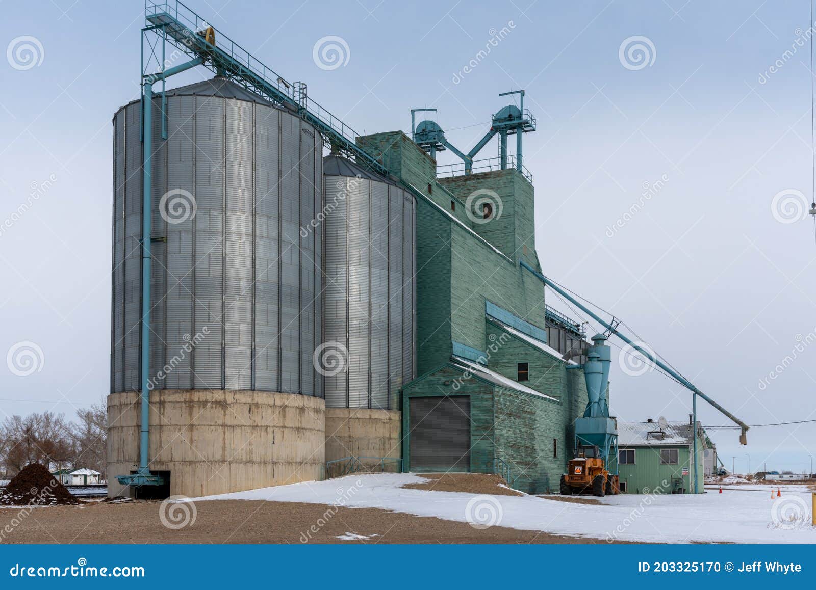 Old Wheat Pool Grain Elevator in Beiseker, Alberta Editorial Image ...