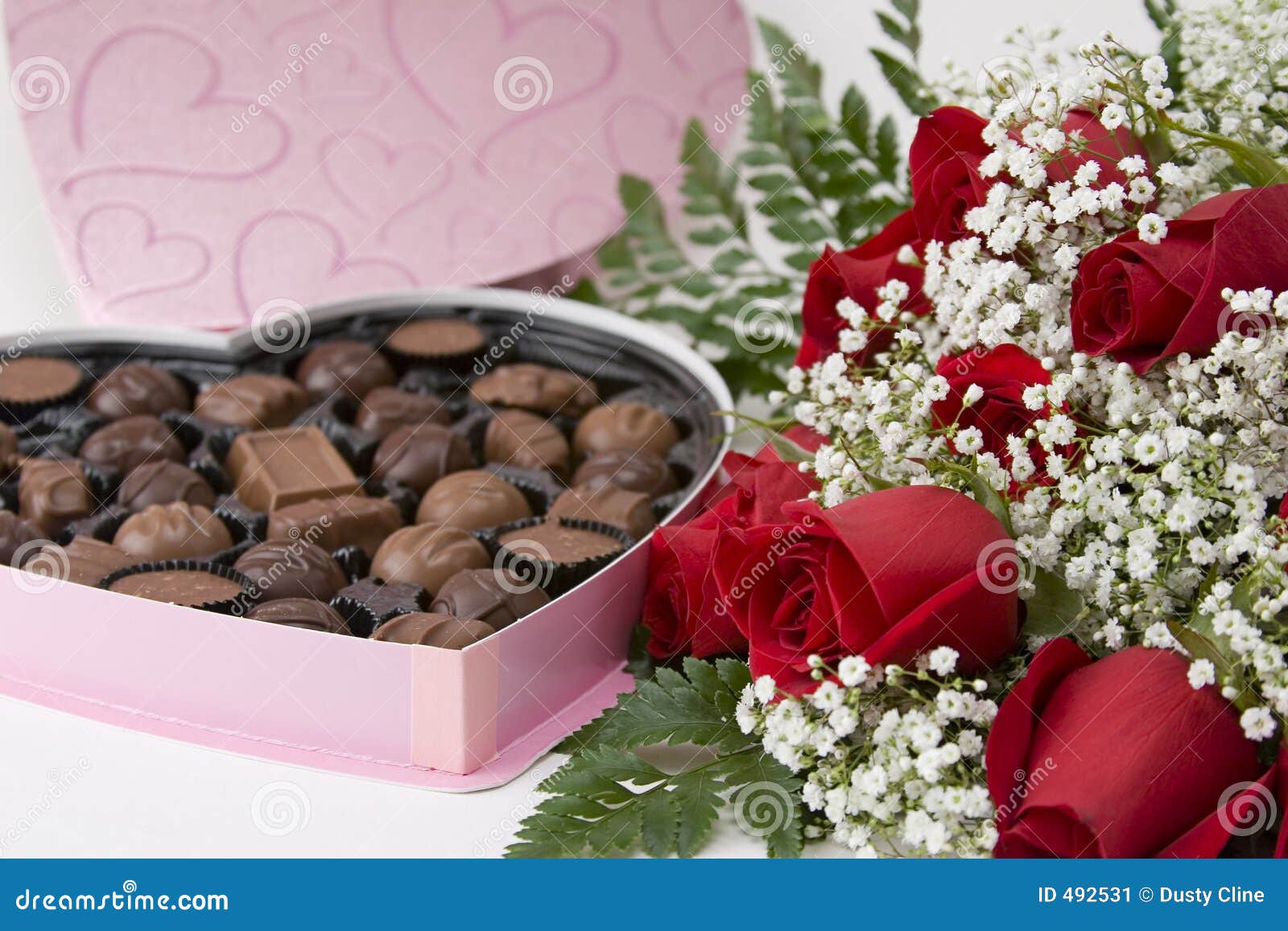 Roses et chocolats image stock. Image of souffle, émotion - 492531
