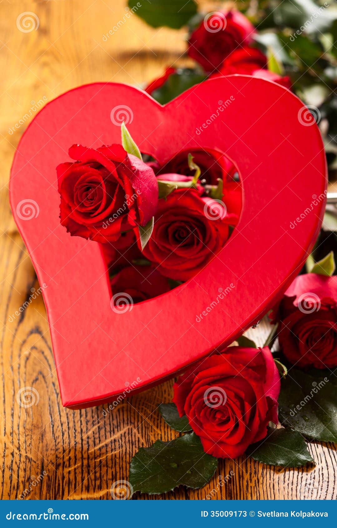 Roses rouges et coeur image stock. Image du personne - 35009173