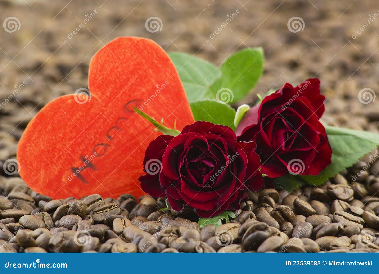 Roses Rouges Et Coeurs De Papier Image stock - Image du fête, amour ...