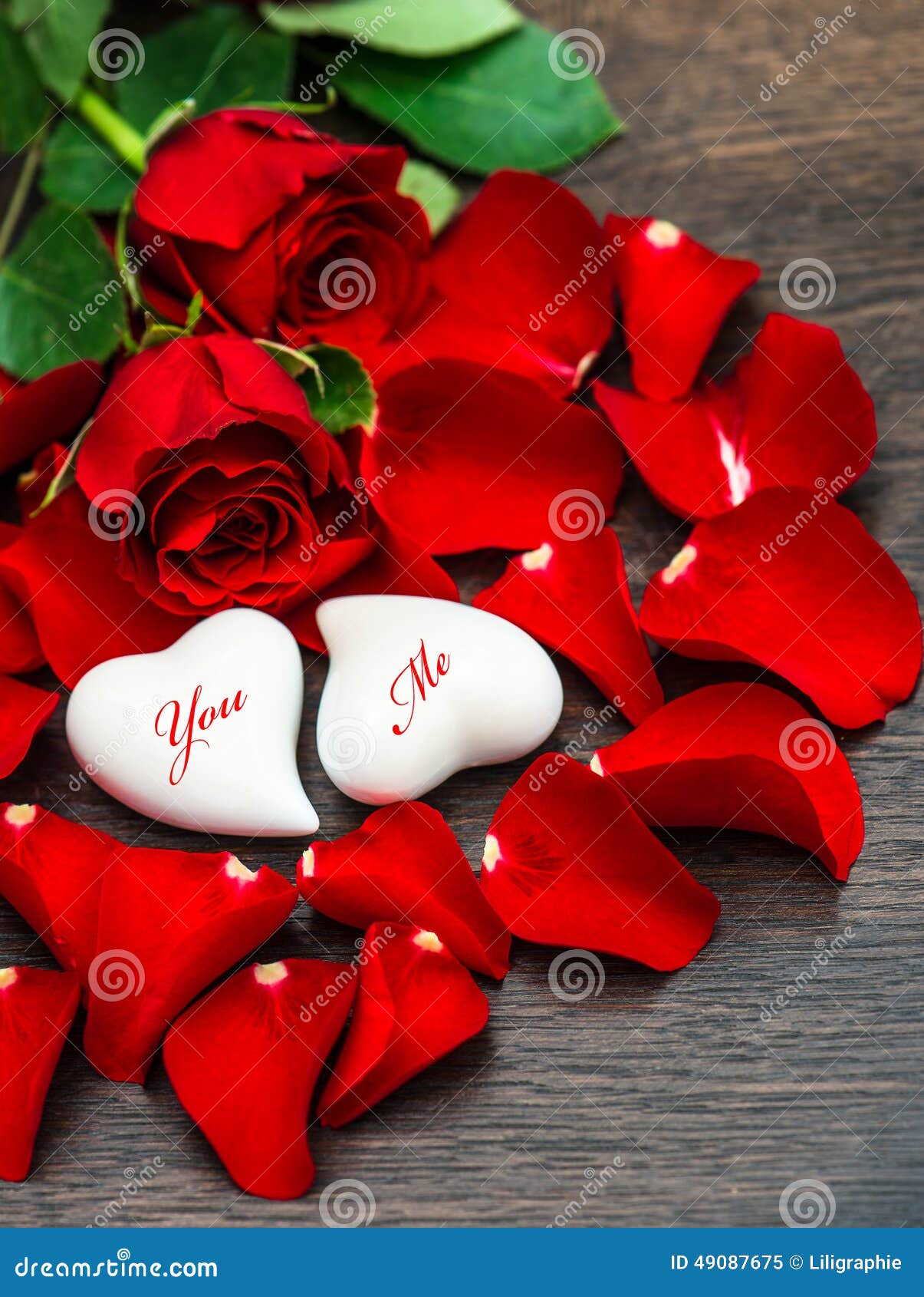 Roses Rouges Et Deux Coeurs Rose Rouge Image stock - Image du doux ...