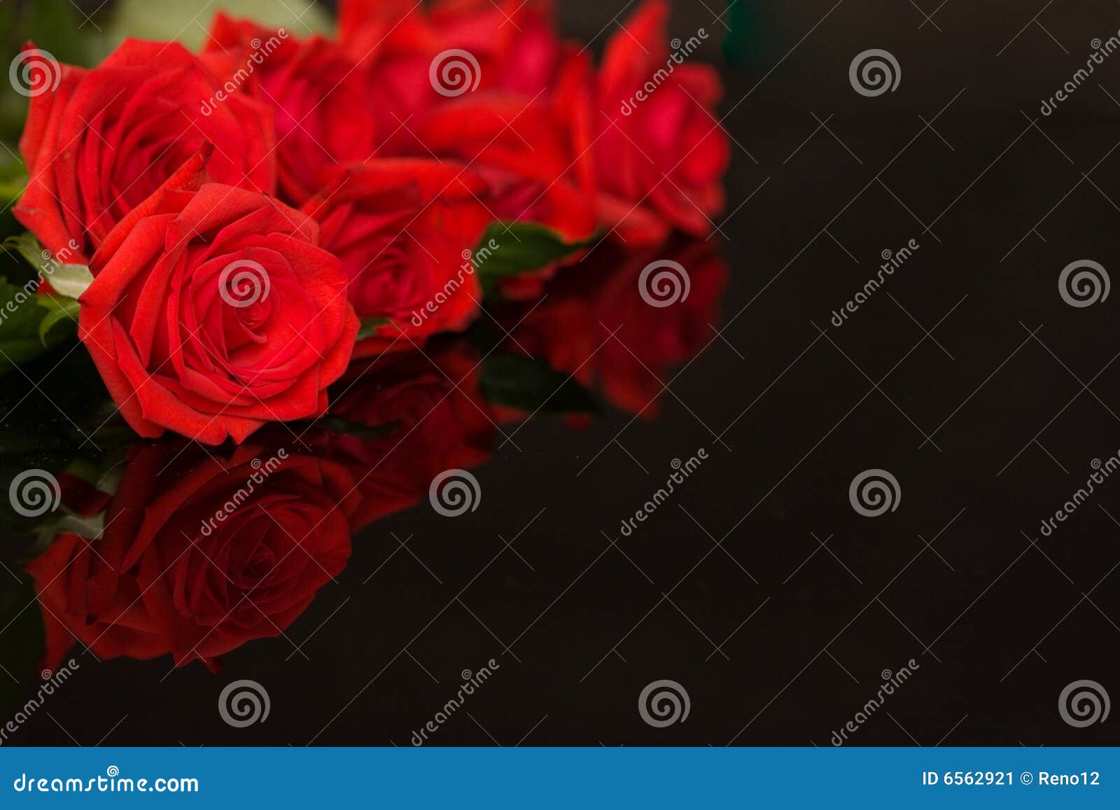 Roses rouges sur le noir image stock. Image du cadeaux - 6562921