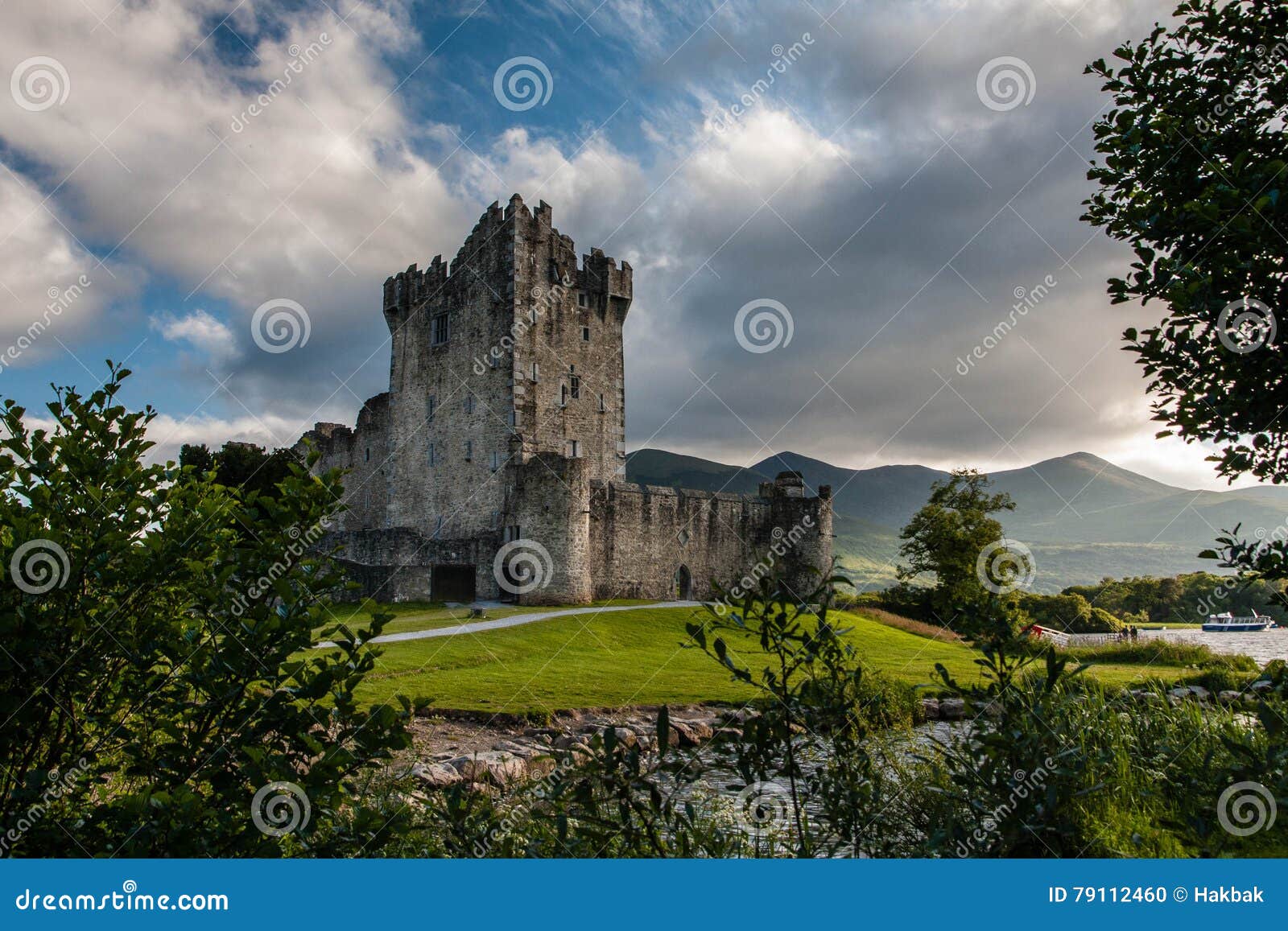Ross Castle Killarney foto de archivo. Imagen de lago - 79112460