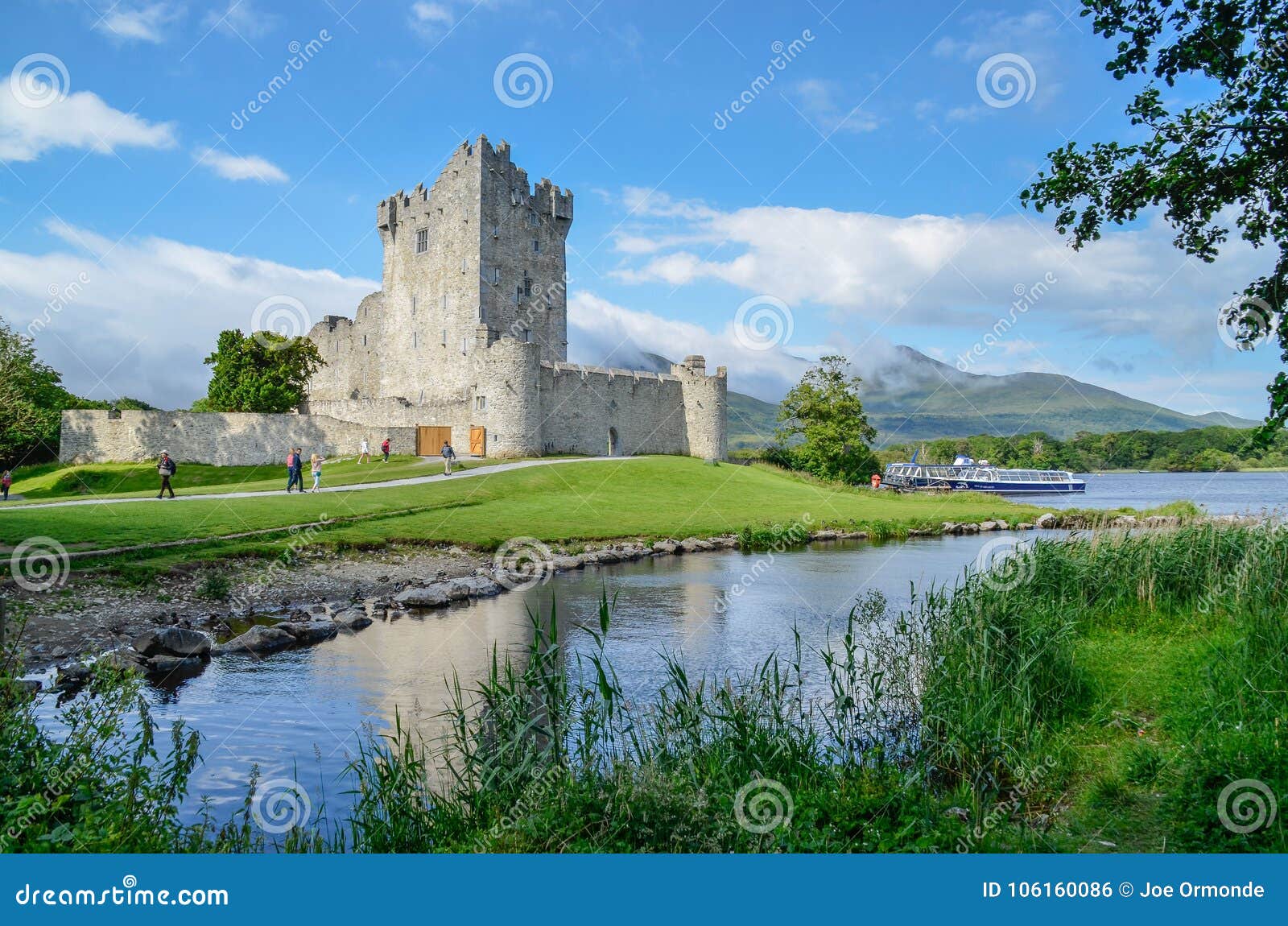 Ross Castle Killarney Kerry Foto editorial - Imagen de hojas, barco ...