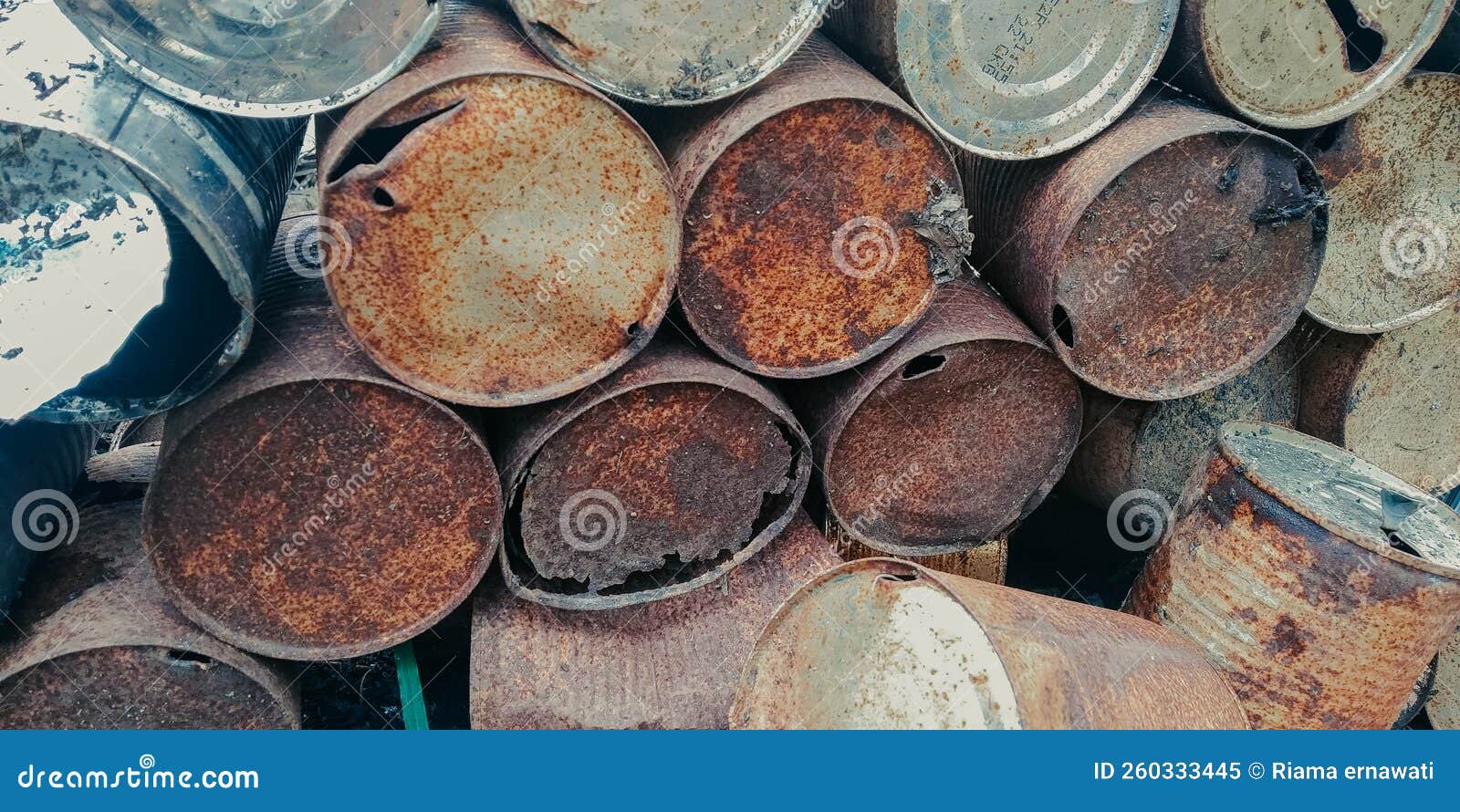 Rostfria tomma burkar fotografering för bildbyråer. Bild av rostigt ...