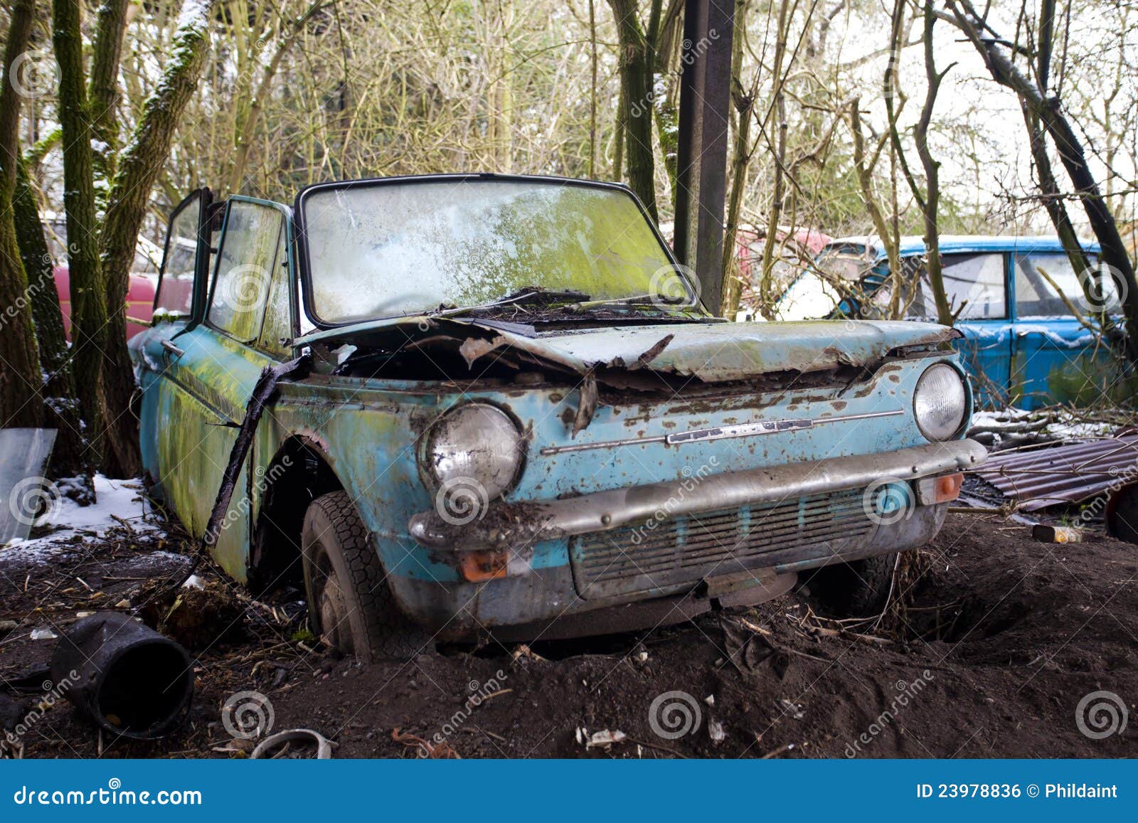 Rostiges altes Auto stockfoto. Bild von architektur, eisen - 23978836