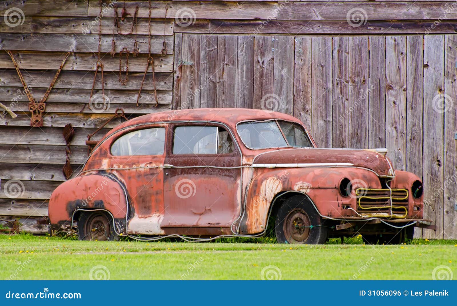 Rostiges altes Auto stockfoto. Bild von rostig, stall - 31056096