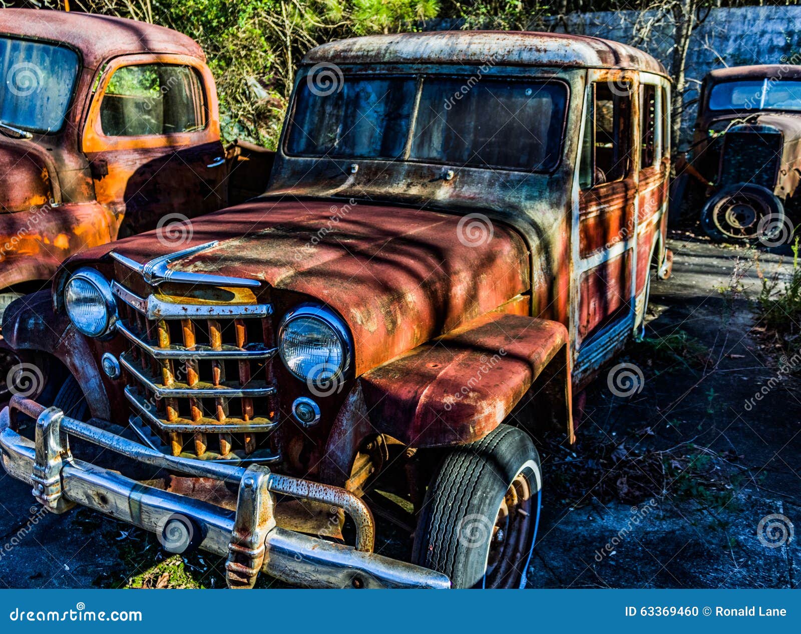Rostiges, Altes, Junked Auto Im Wald Stockfoto - Bild von motor, trödel ...