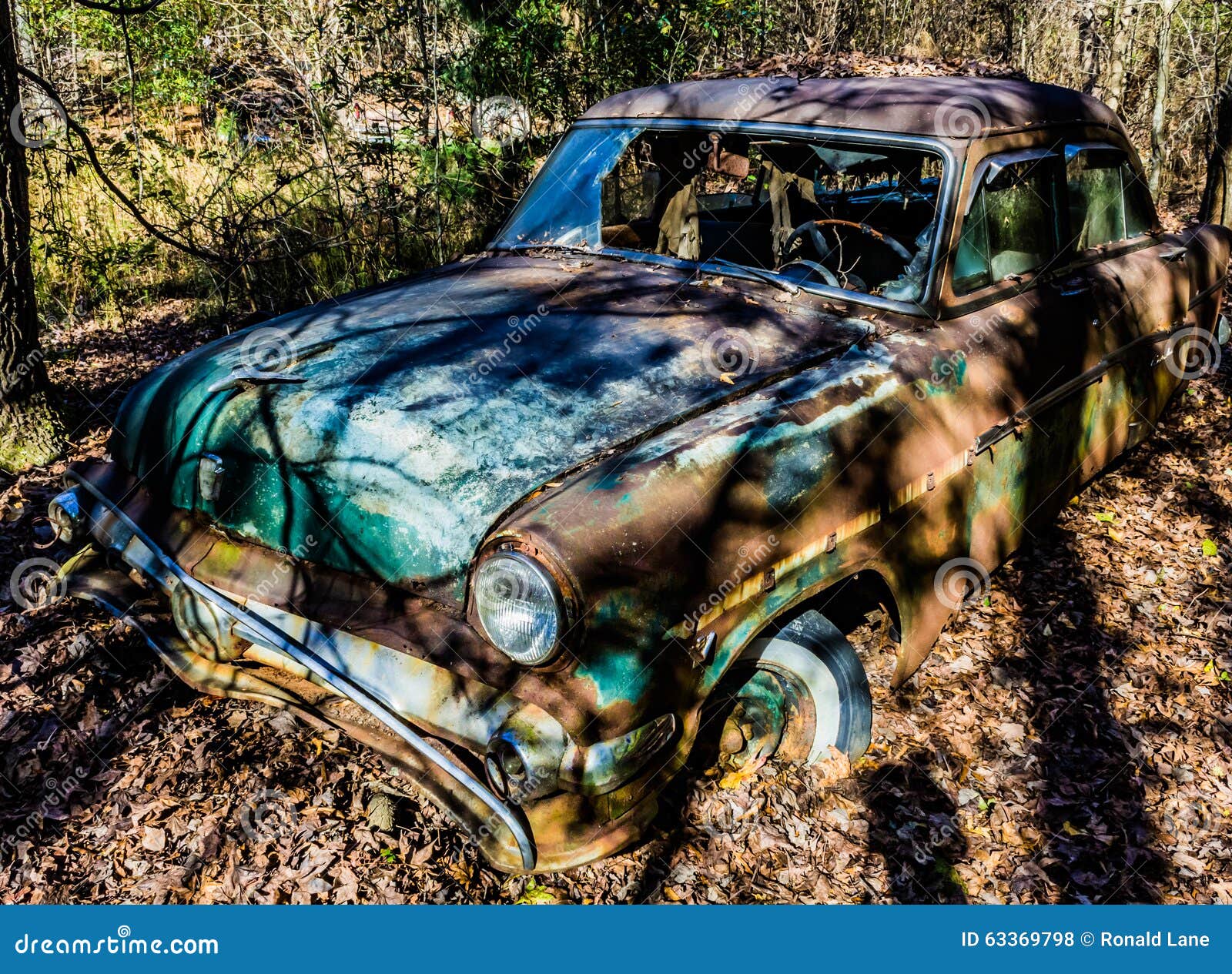 Rostiges, Altes, Junked Auto Im Wald Stockfoto - Bild von schmutz ...