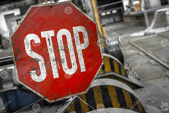 Rostiges altes Stoppschild stockbild. Bild von industriell - 33991703