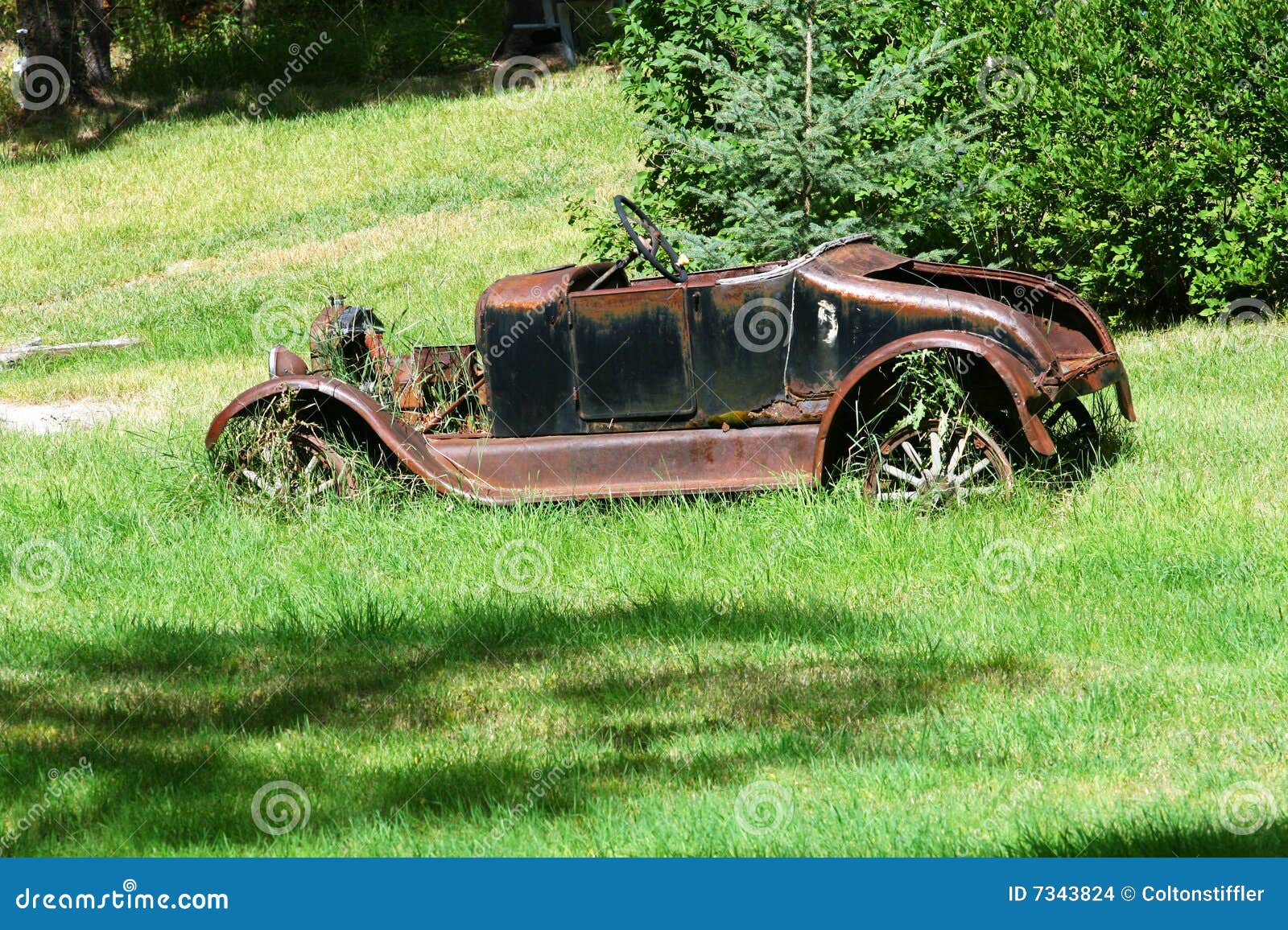 Rostiges Auto stockfoto. Bild von rost, weinlese, verlassen - 7343824