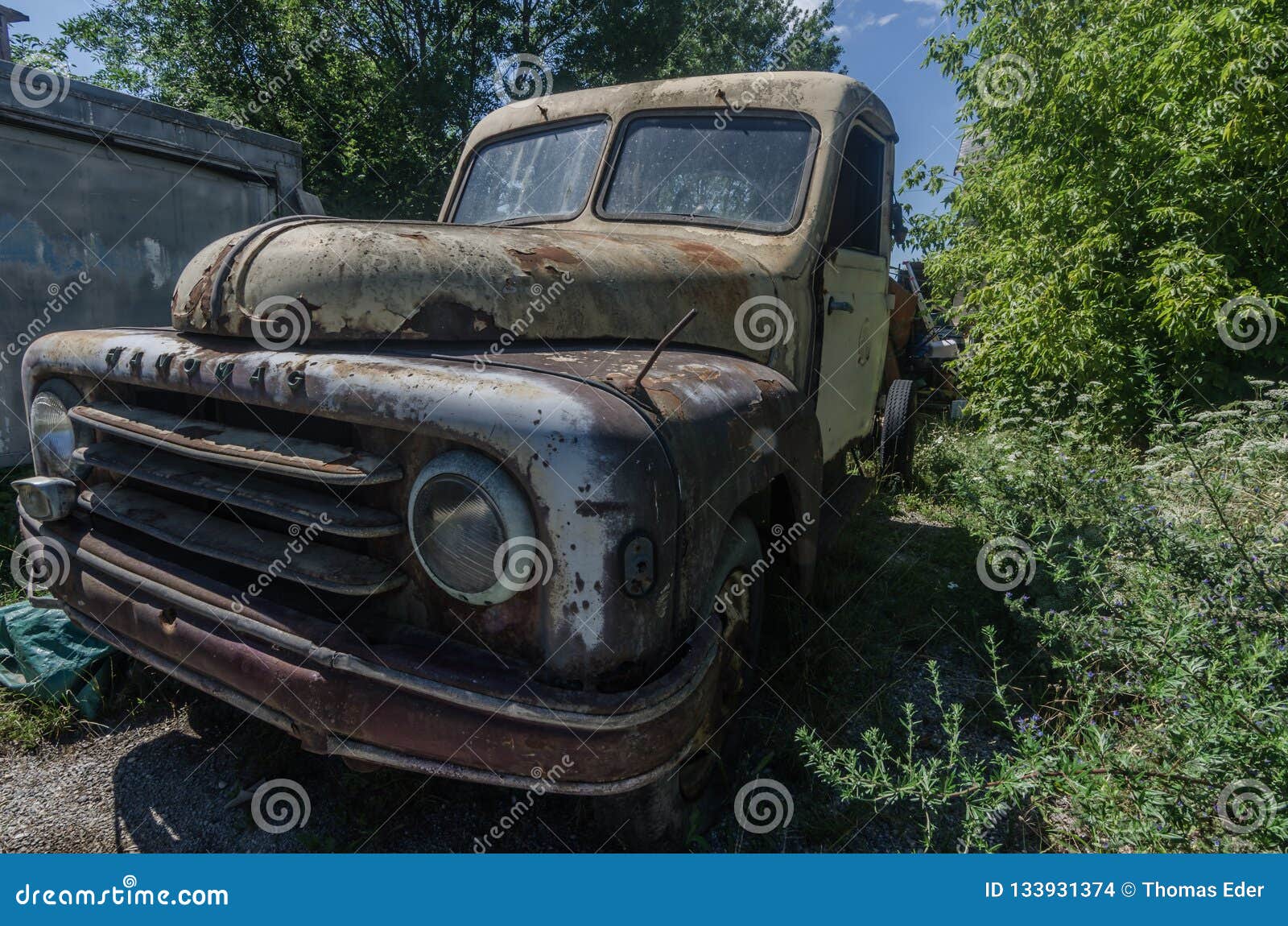 Rostiges auto in gelaende stock photo. Image of equipment - 133931374