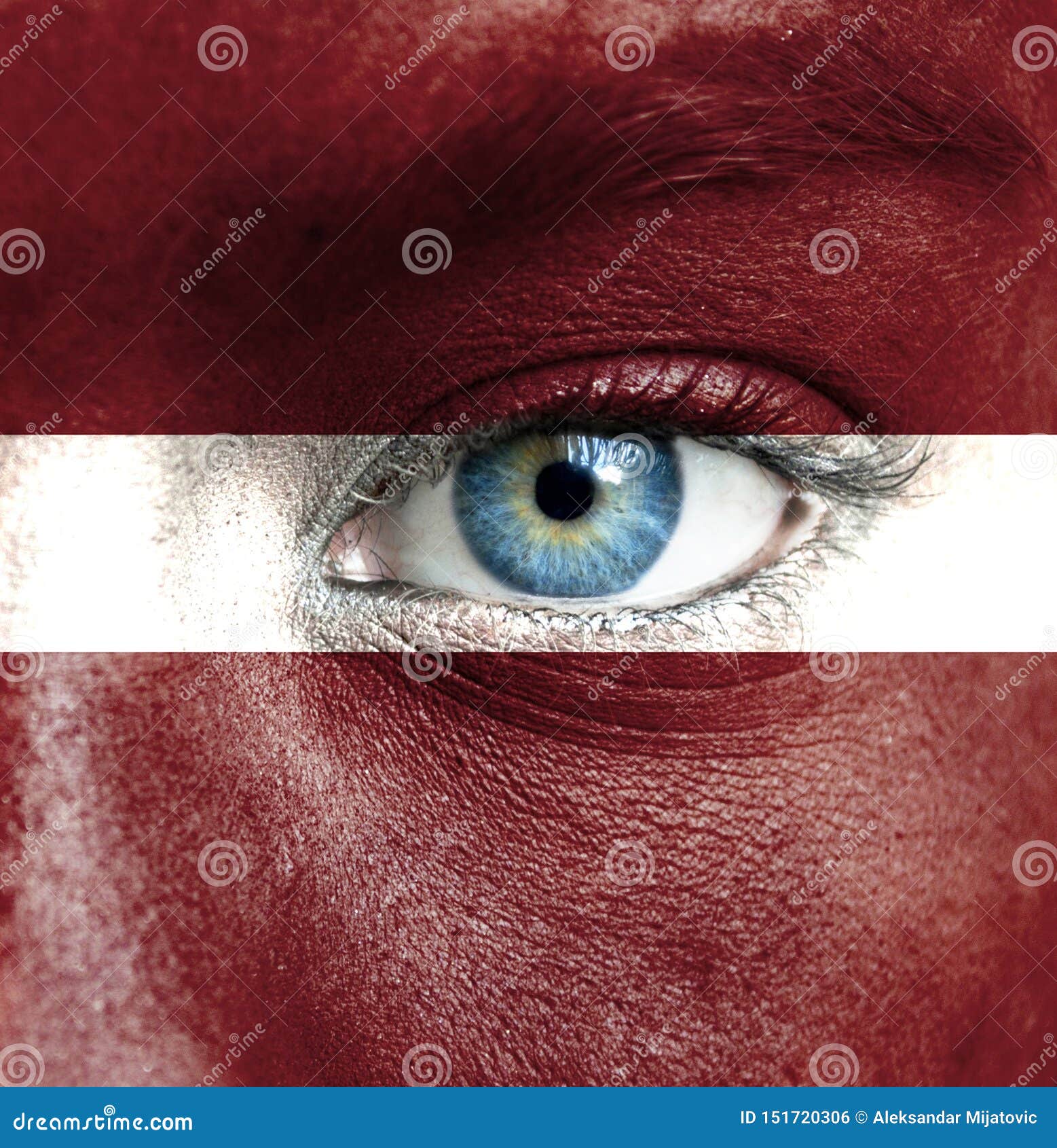 Rostro Humano Pintado Con La Bandera De Letonia Foto de archivo ...