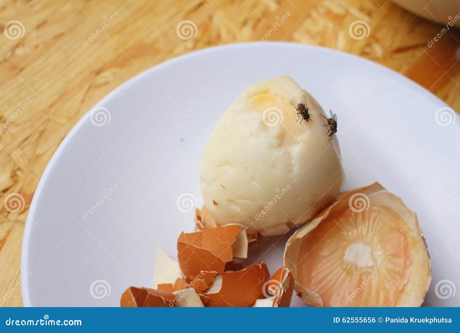 Rot Ei in Witte Plaat Op Houten Achtergrond Stock Foto - Image of hout ...