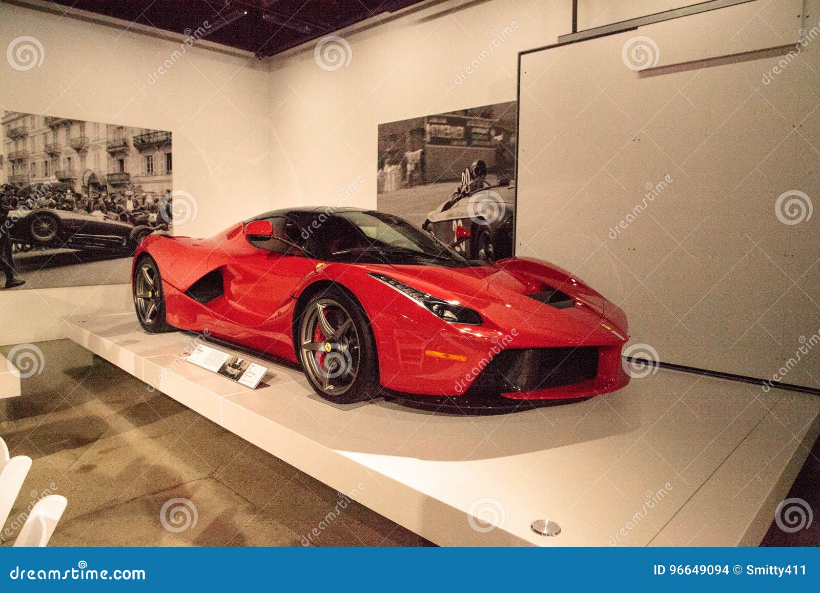 Rot Ferrari 2014 Laferrari redaktionelles stockbild. Bild von ...