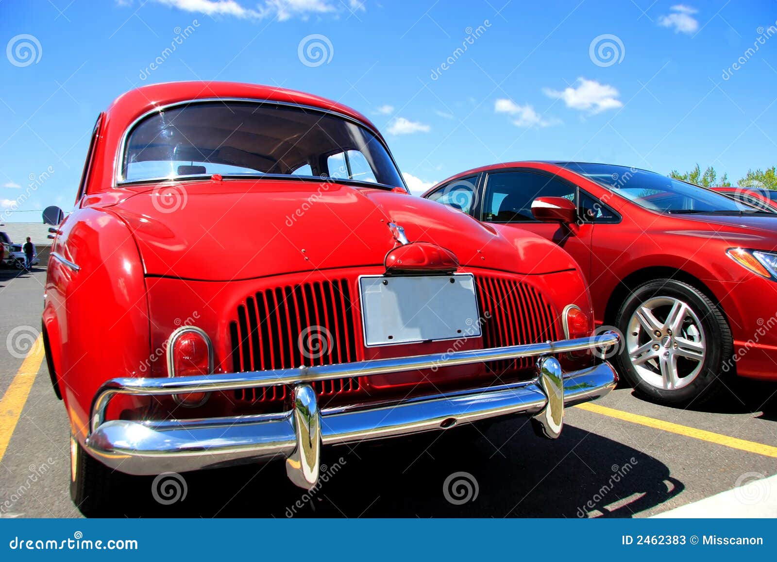 Rote Autos im Parkplatz stockbild. Bild von farbe, auto - 2462383