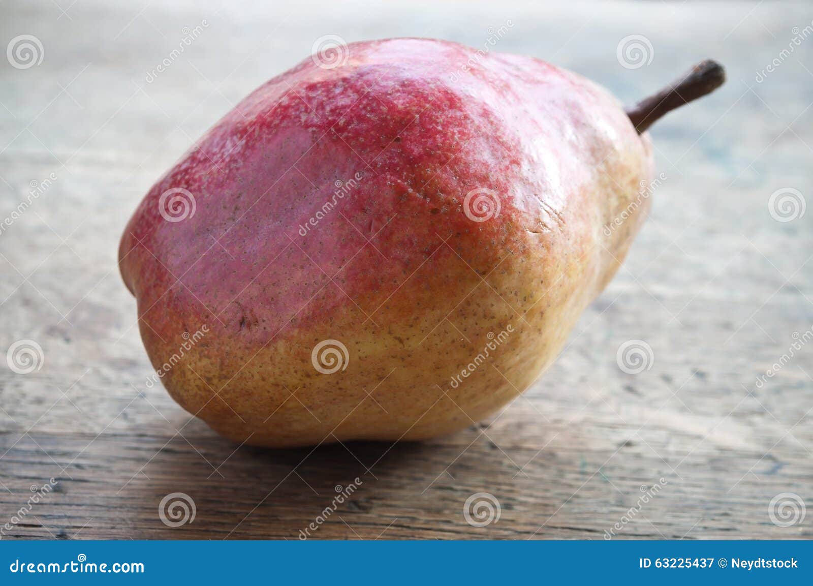 Rote Birne stockbild. Bild von getrennt, halb, frech - 63225437