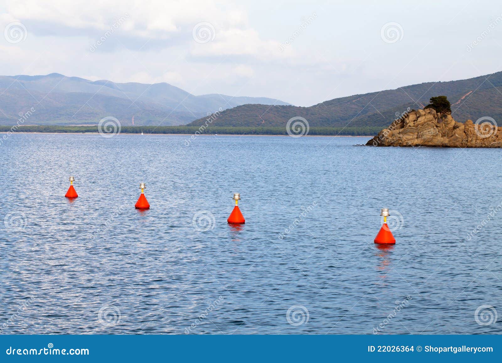 Rote Bojen im Meer stockfoto. Bild von hafen, abdeckung - 22026364