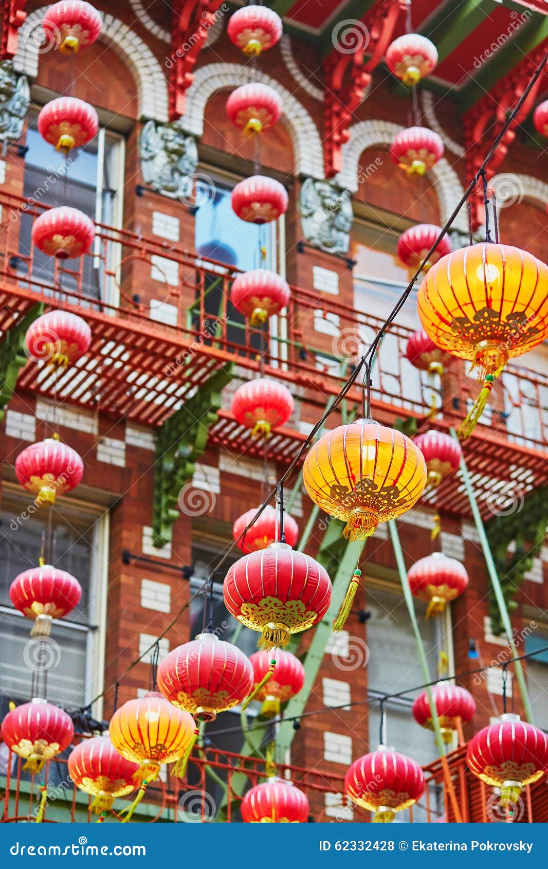 Rote Chinesische Laternen in Chinatown Von San Francisco Stockfoto ...